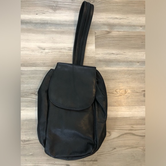 Wilsons Leather | Bags | Vintage Wilsons Leather Backpack Style Purse ...